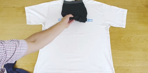 How to pack to save space: Rolling up clothes for 1-night trips!