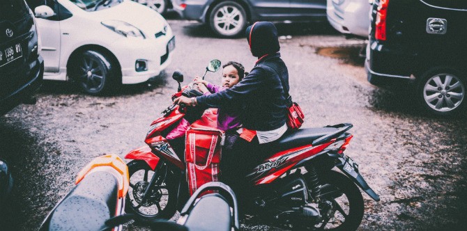 Membonceng motor dilarang di negara ini bila belum 18 tahun