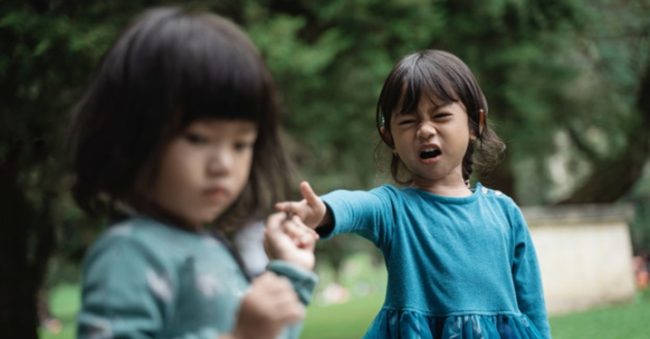 7 Cara Melerai Anak Berantem dengan Temannya