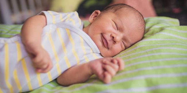 Tidur Terlentang Adalah Posisi Tidur Bayi Yang Paling Ideal, Ini Sebabnya